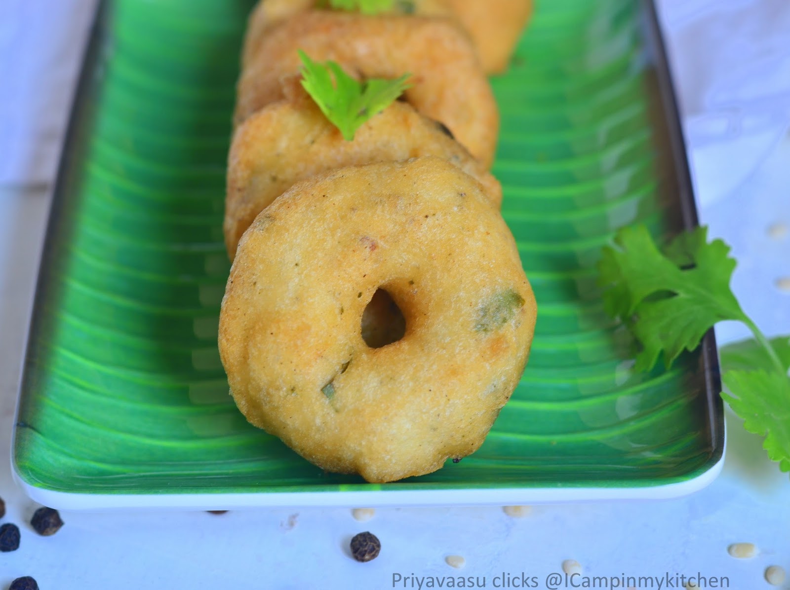 Ulundu Vada/Uzundu Vadai/Urad Dal Vada - I camp in my kitchen